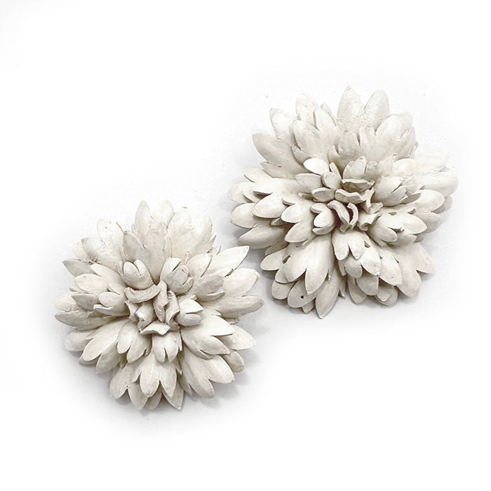 White Crysti Lapel – The Handsome Horse